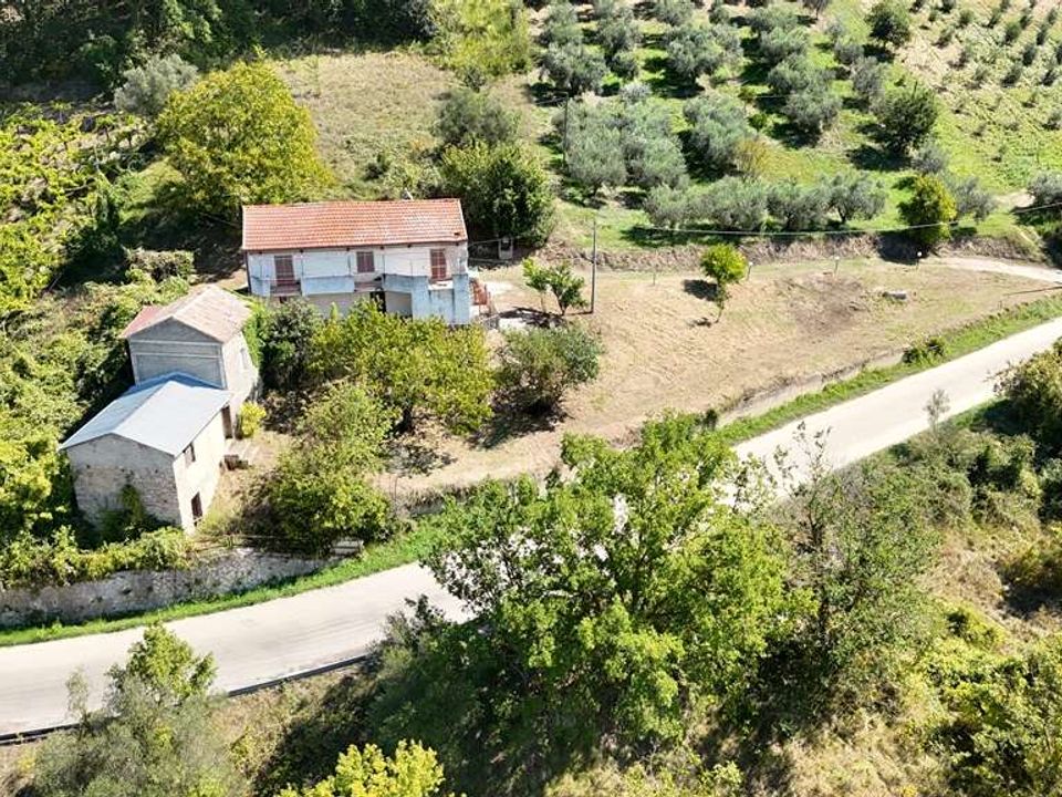 Country houses for sale in Abruzzo | Kyero