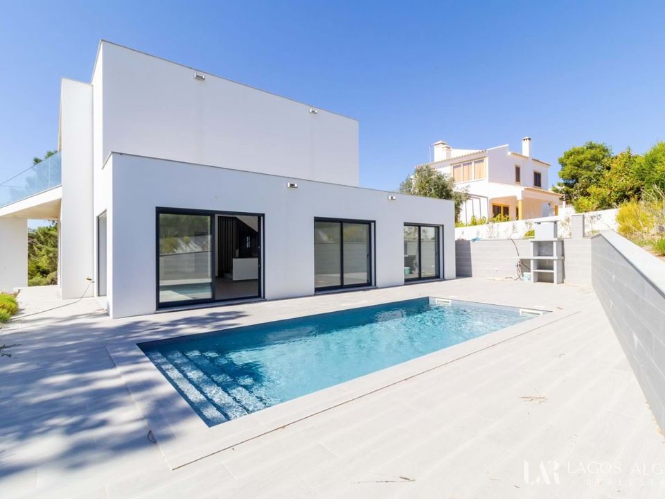 Properties for sale near beach in Portugal | Kyero